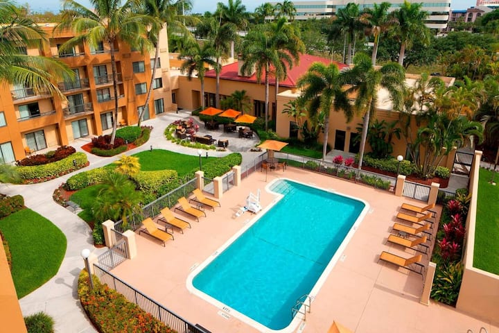 Enjoy 2 Roomy 1br Suites With Heated Pool Access - Boca Raton, FL