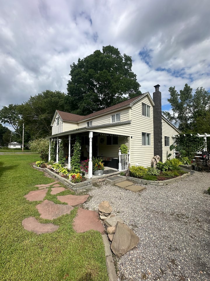 Cozy Garden Cottage - Southwick Beach State Park, Henderson