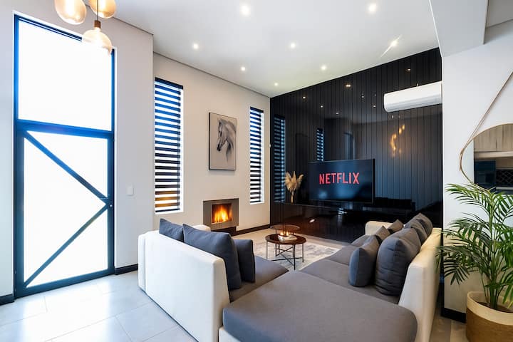 Luxurious Villa With Mountain View Seaside - Parklands