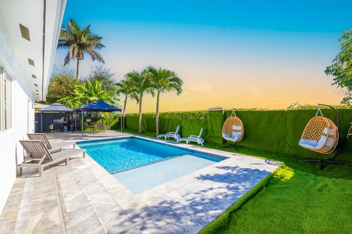 Miami Luxe 4br | Heatpool • Bbq • Game • Wine Bar - Everglades, FL