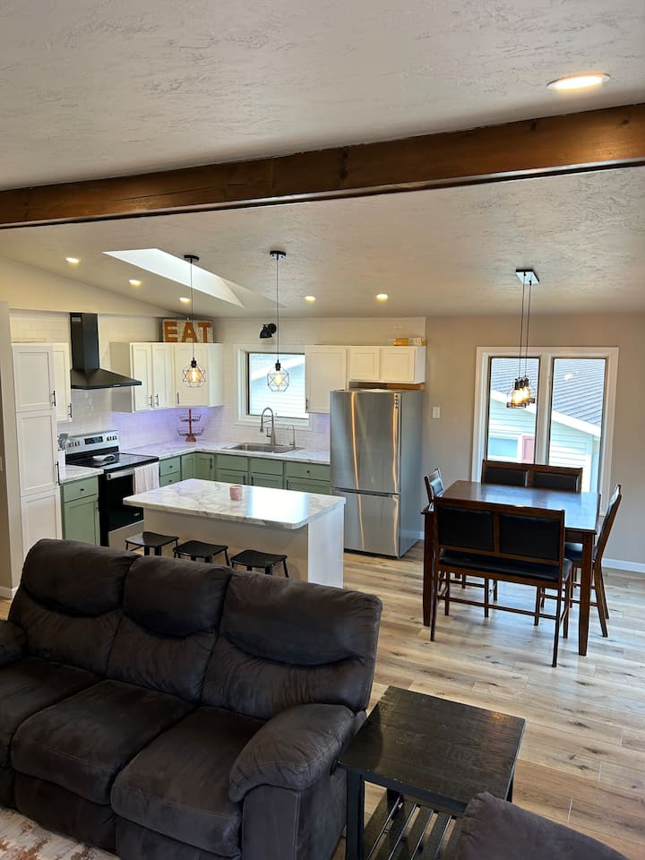 Spacious4-bed, 2-bath 1.3 Miles From Lambeau Field - Green Bay, WI