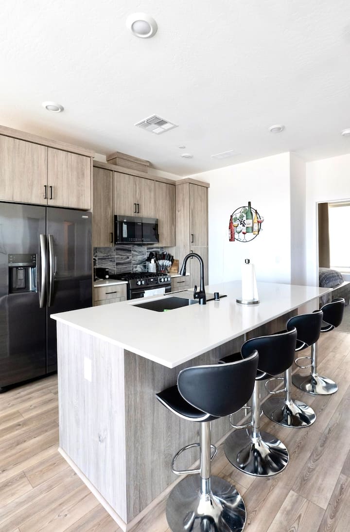 Stylish Modern Retreat With Pool: 3br, 2ba Oasis - Clovis, CA