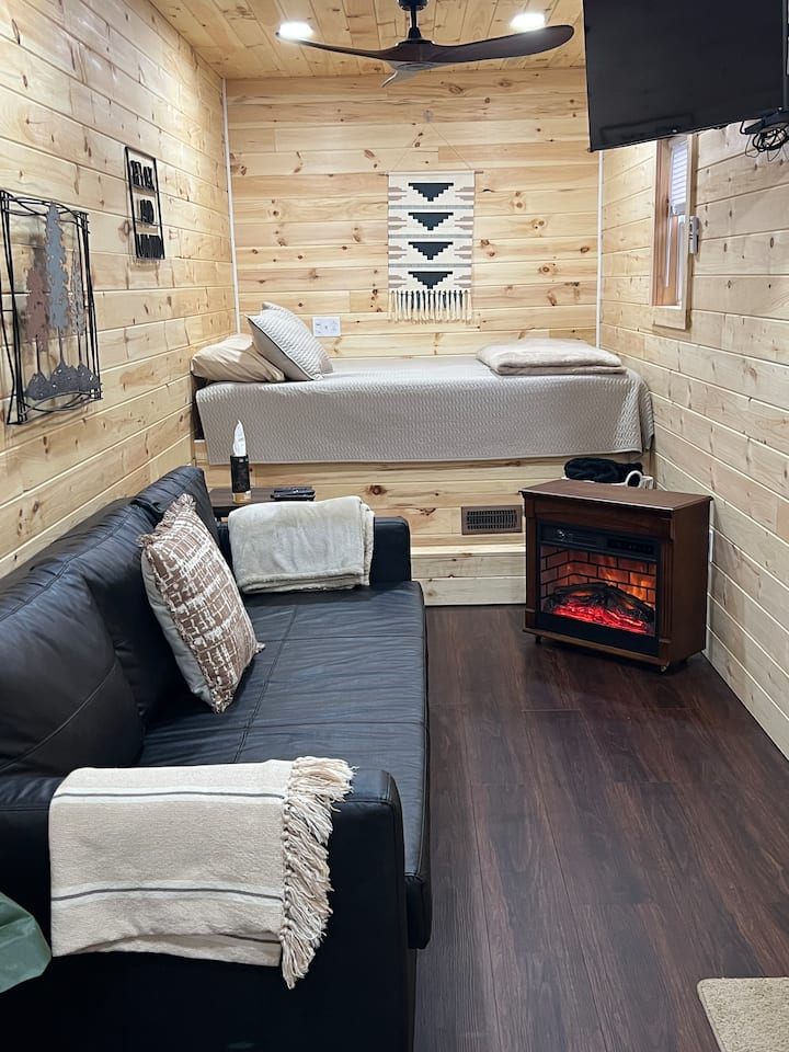 The Creekside Container With Hot Tub - 오하이오