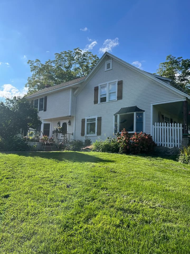 Farmhouse Retreat - Syracuse