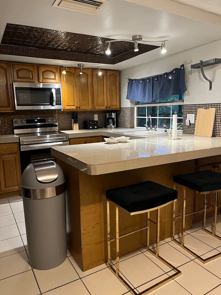 Entire 3 Bedrooms Home
1 King/2 Queen Beds
2 Bath - New Port Richey, FL