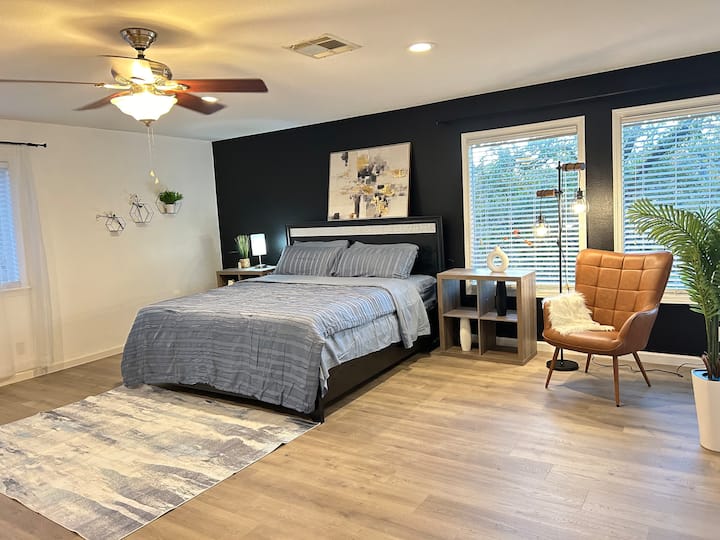 South Tulsa King Size Bed  Big Guest Bedroom #3 - Tulsa, OK