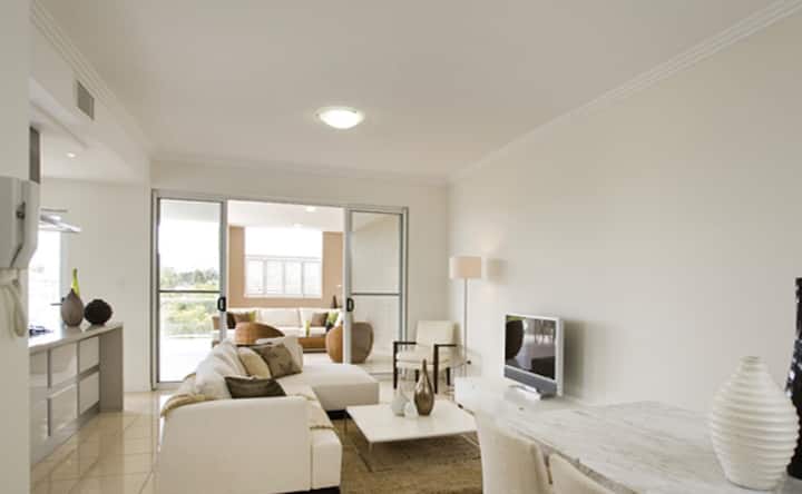 Cozy Bedroom In A Big Apartment - Oxley