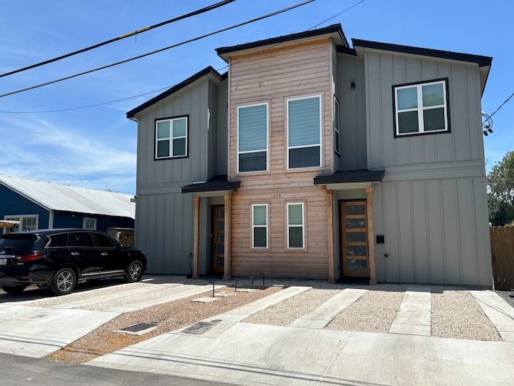 Yee-haw 101 Charming East Side Home - AT&T Center