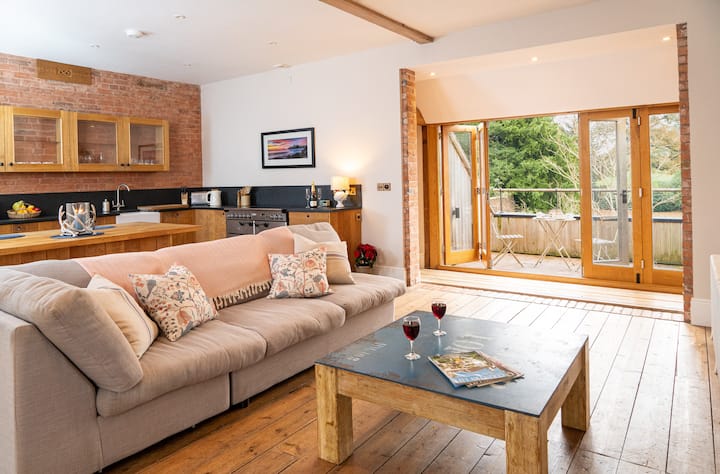 Romantic Countryside Loft. Farm Stay. Balcony View - Shropshire