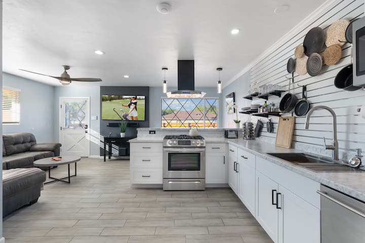 Lavish Uptown King Suite - Phoenix, AZ