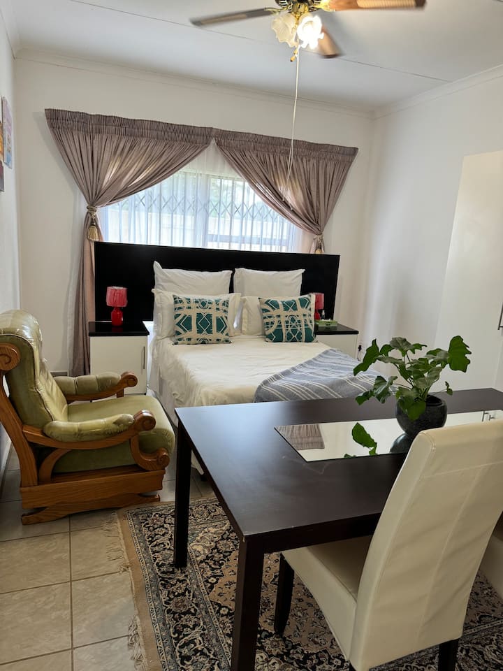Charming Peaceful Suburb Stay - Vereeniging
