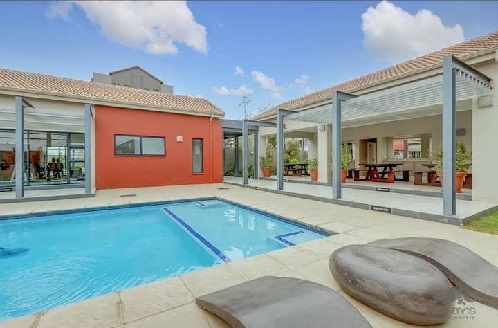 Highrise Haven | Top Floor | 2 Bed | 2 Bath - Sandton