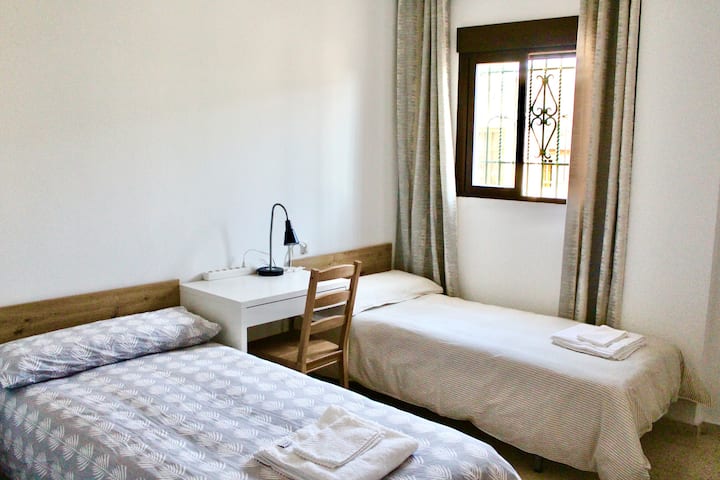 Private Room With Two Individual Beds In Old Town - 그라나다