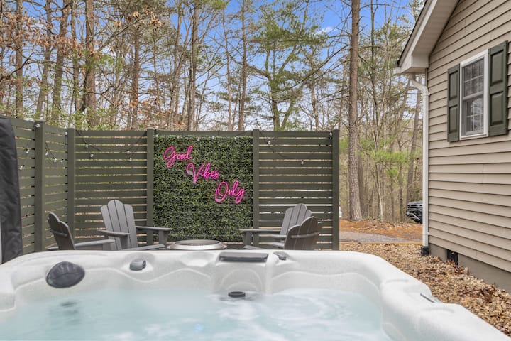 New Luxe Cabin W/hot Tub, Fire Pit & 4 Season Room - Virginia