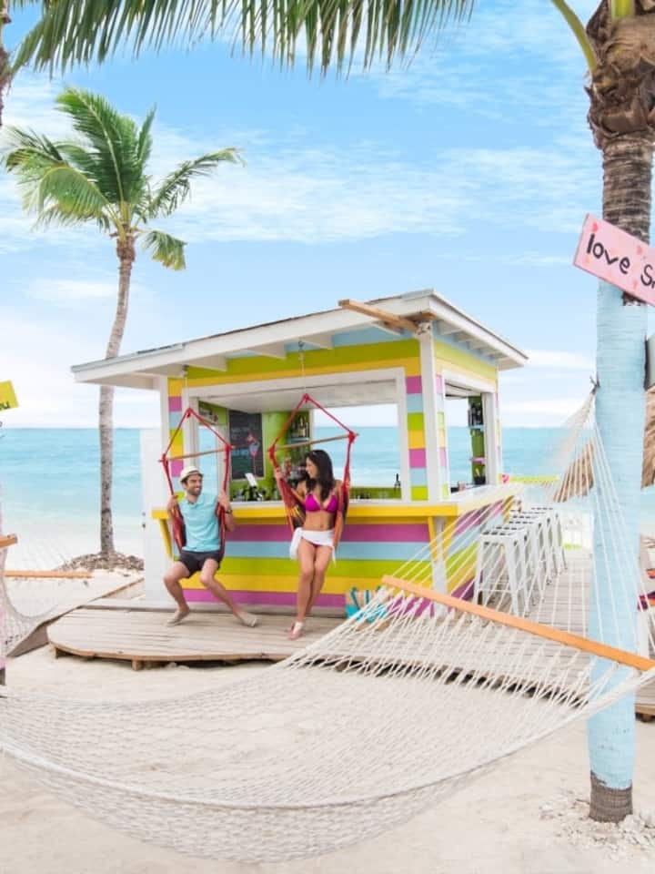 Walk To Beach, Discount At Waterpark & King Bed - Nassau