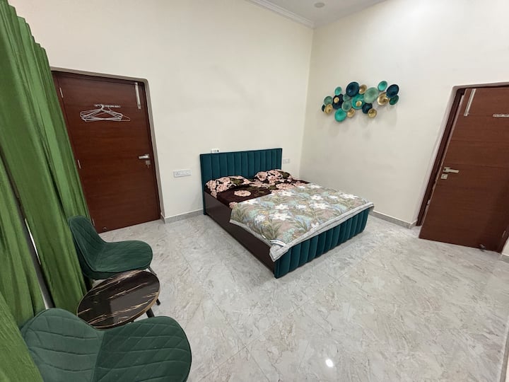 Trahes Home  Luxurious Modern 4 Bhk Apartment. - New Delhi