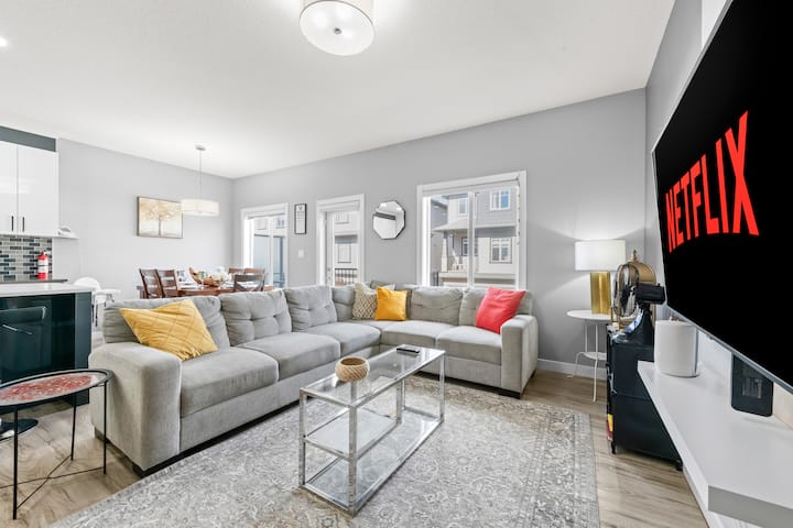 Huge House/sleeps 8/2 King Beds/2.5 Bath/1 Car Grg - Edmonton