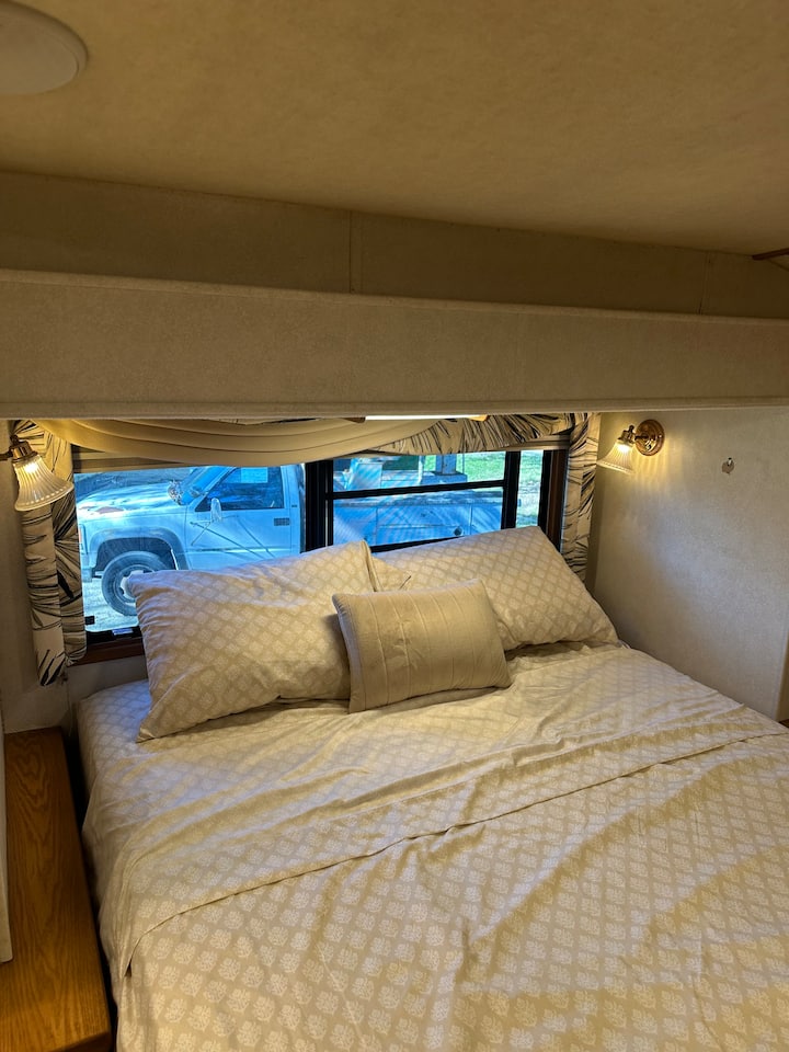Max’s Properties | 40’ Rv W/ Full Kitchen/ Laundry - Baton Rouge, LA
