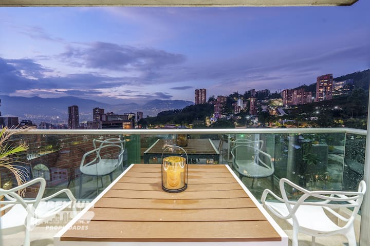 Balcony Views, Prime Location, Quiet & Pool Access - Medellín, Colombia