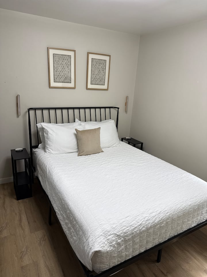 Fargo Comfort: Room + Bath - Fargo, ND