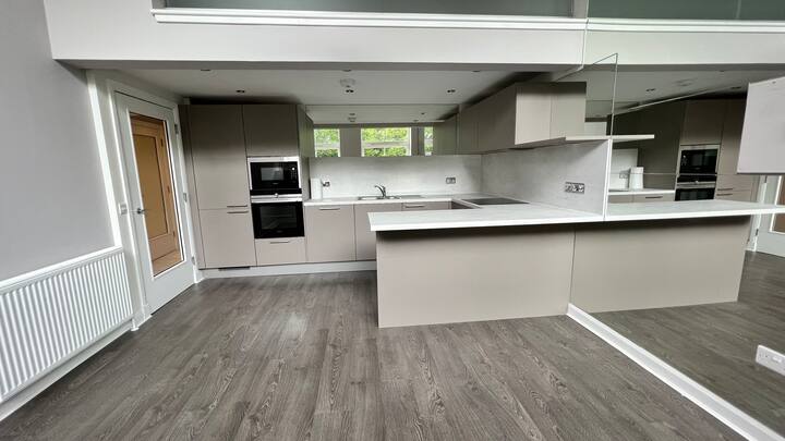 2 Bedroom Flat With Parking - Glasgow