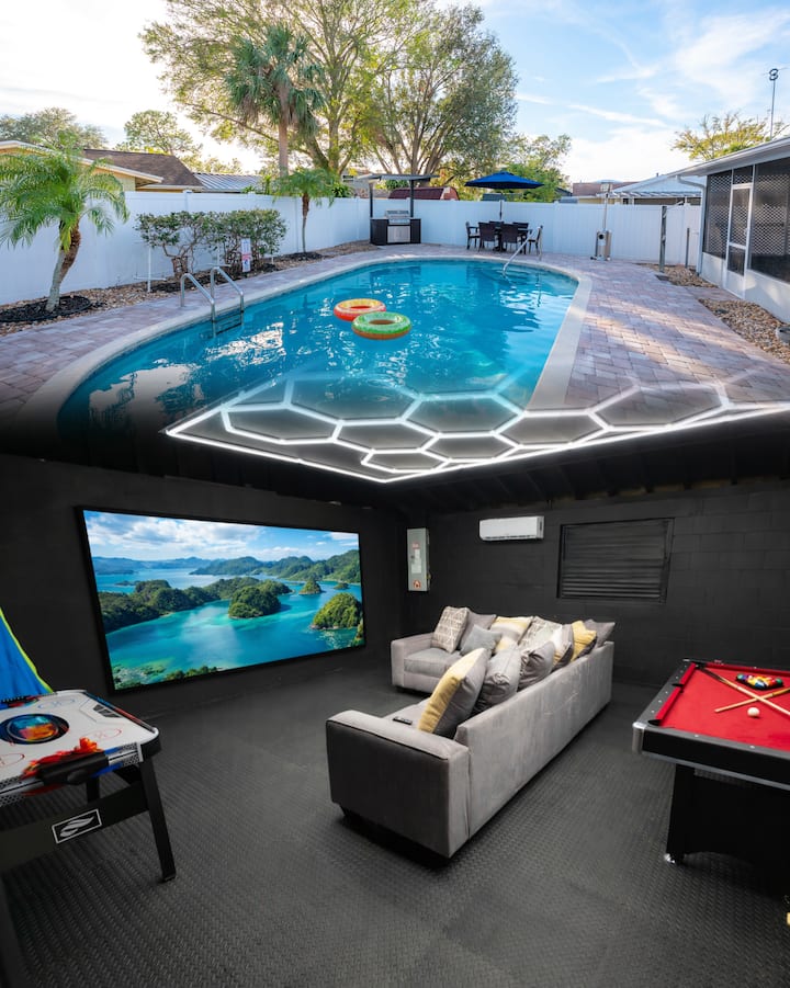 Entertainment Home With Heated Pool & Movie Room - Tampa Bay, FL