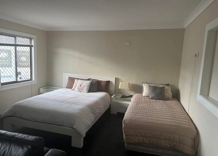 Spacious Place Close To Town - Wollongong