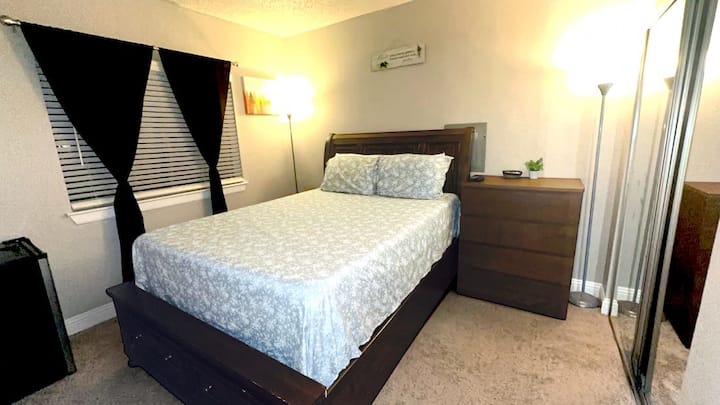 Cozy Room W/ Private Bathroom - Dallas, TX