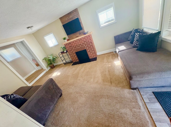 Comfy 3 Bedroom Entire Home With Cozy Vibes - Akron, OH