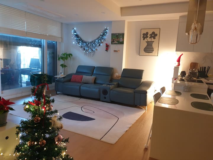 J&j Stay
파주시 깔끔한 숙소 헤이리힐스 Bbq#
#25평단독#친구#커플#가족 - Gimpo-si