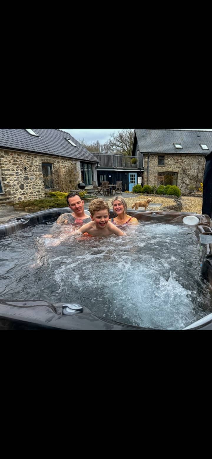 West Barn - Luxurious And Characterful - Hot Tub - Llandeilo