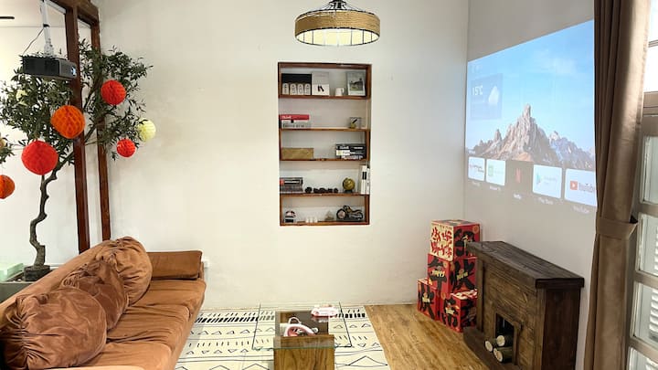 8'tohoankiemlake_balcony_streetview_netflix_studio - Hanoi