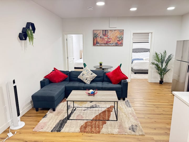 Stylish 2-bedroom In West Edmonton - カナダ エドモントン