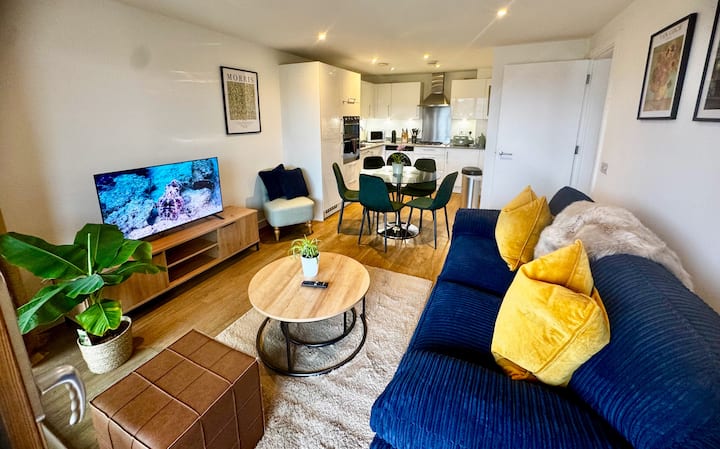 Greengage Tree -Stylish 2-bed W/ Balcony & Parking - Cambridge