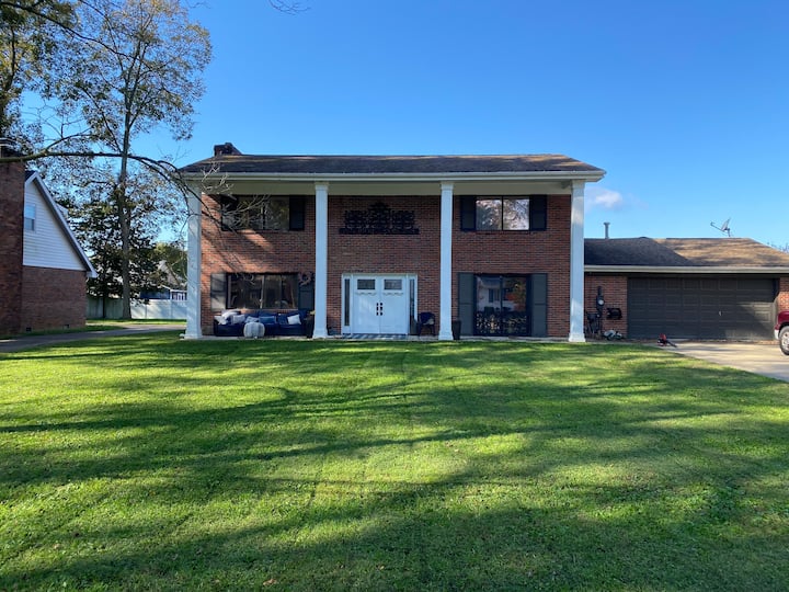 Lovely Spacious Home. 4br/3fb - Newburgh, IN
