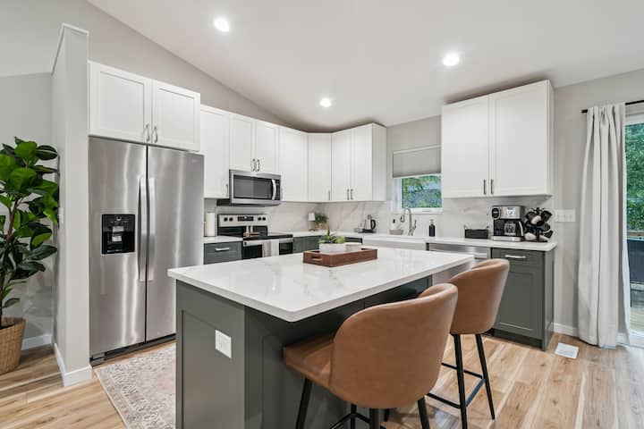 New Home Minutes From Uni Campus And Downtown - Cedar Falls, IA