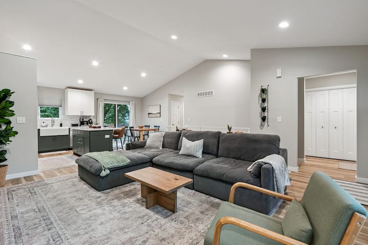 New Home Minutes From Uni Campus And Downtown - Cedar Falls, IA