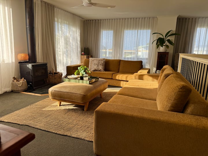 Spacious 6-bed, 3-bath Home, 5 Minutes To Beach - Apollo Bay