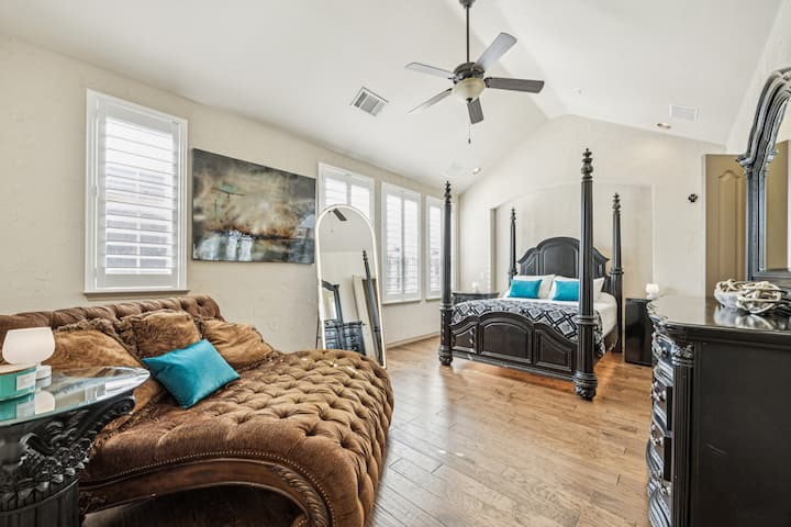 Walk To Legacy West, Boardwalk And Shops At Legacy - Plano, TX