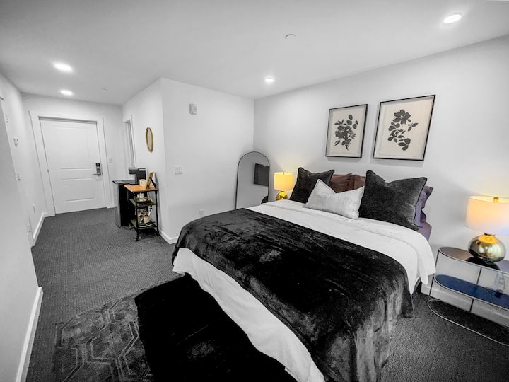 *New Boutique Queen Studio| Salem+peabody| Parking - Lynn