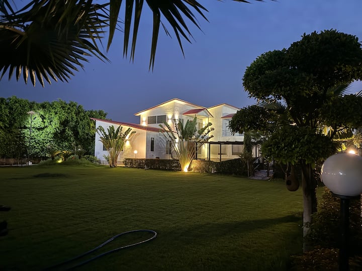 Luxury Farmhouse | Lawn + Gazebo + Villa - ノイダ
