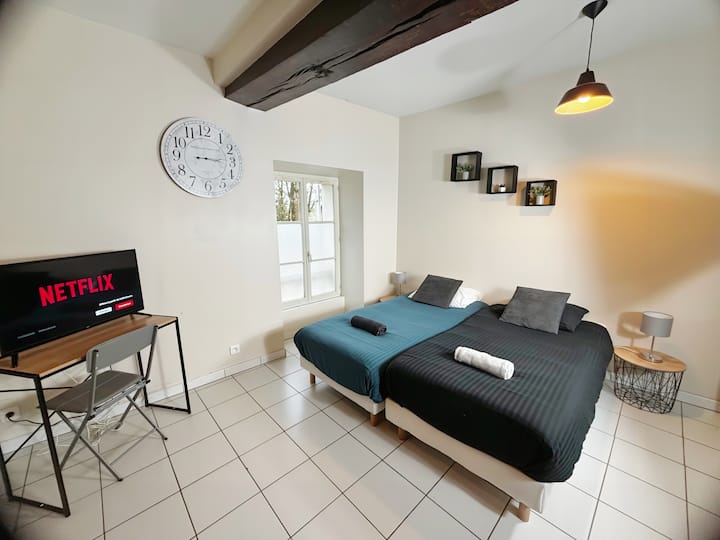 Pied Des Remparts à Provins - Provins