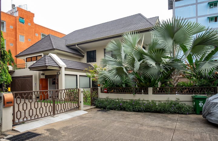 素坤逸55巷与thonglo 25巷“noble House”6卧4卫泳池别墅，小区安保、住家保姆 - Bangkok