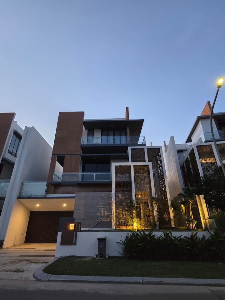 Luxurious 5 Bedrooms Villa At Citra Land Megah - Batam