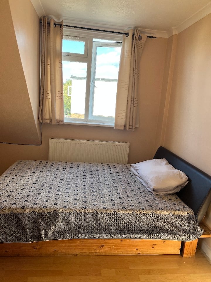 Room And Parking. Near M4 Jct 6. - Slough