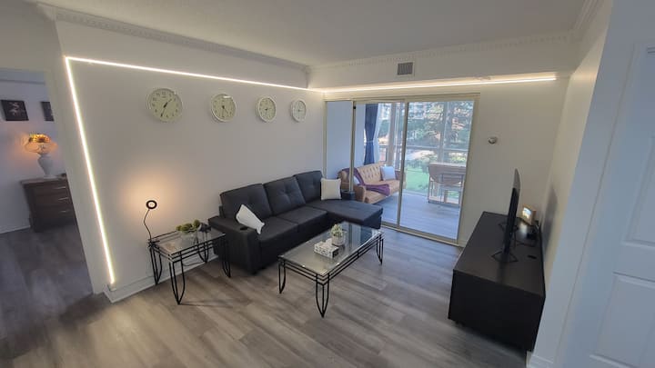 Spacious 2+1 Bedroom 2 Bath Condo Near Square One - Mississauga