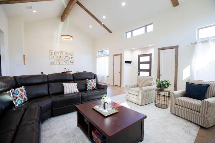 Luxury New Build - 7 Beds! - Bryan, TX