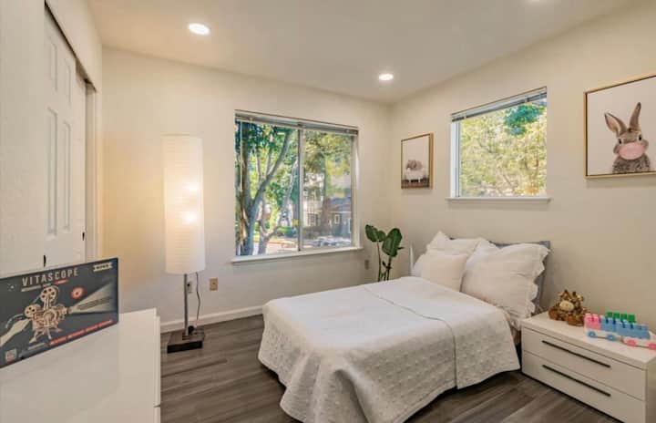 Cozy Home With Yard In The Heart Of South Bay - Mountain View, CA