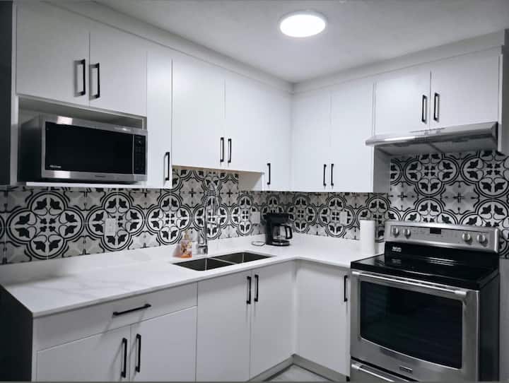 Luxury Suite Near Skytrain W/ Ac - Surrey