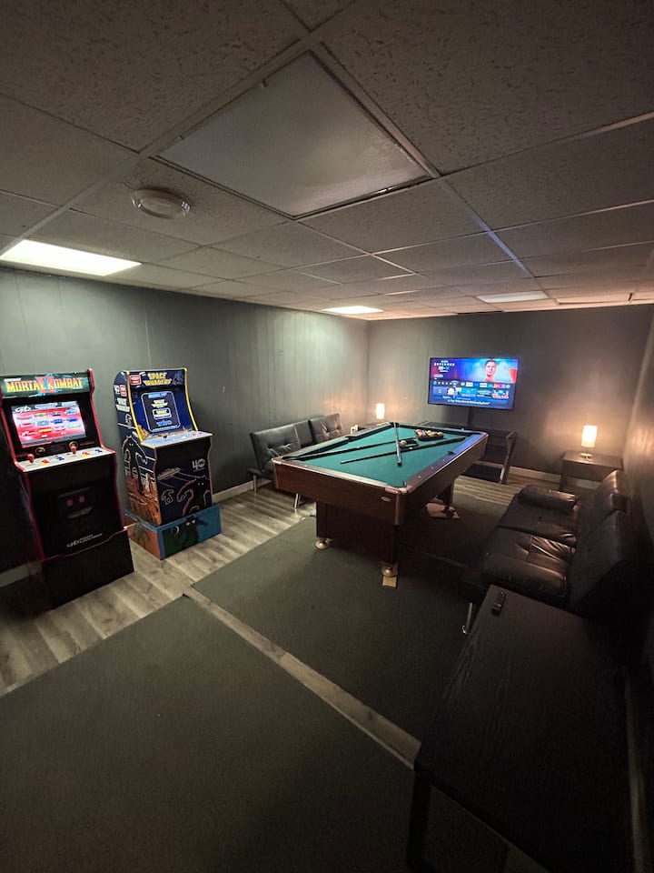 Ultimate Gamehouse: Pool + Arcade Rockford - Rockford